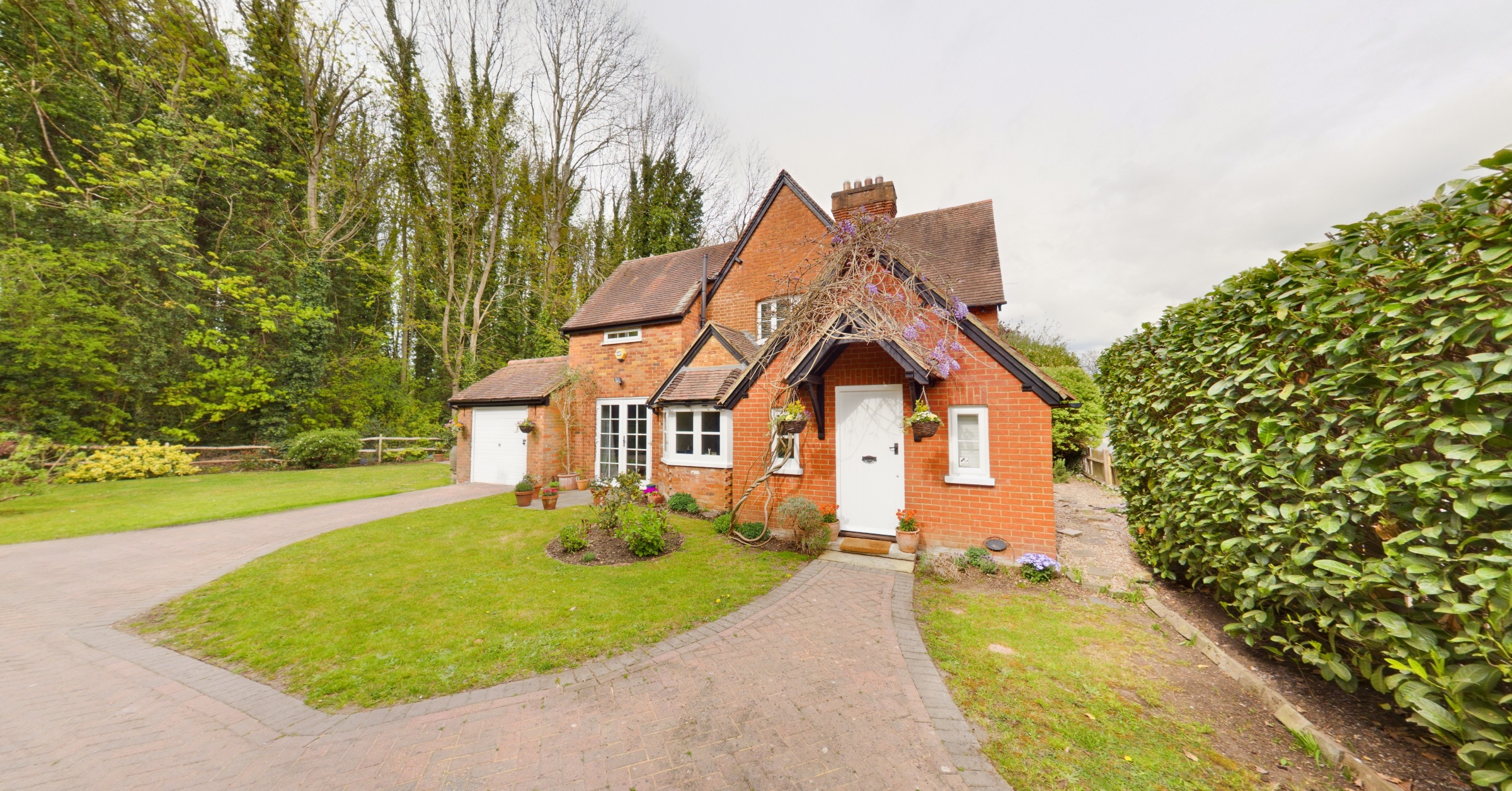 Glenluce, Thorpe, Surrey