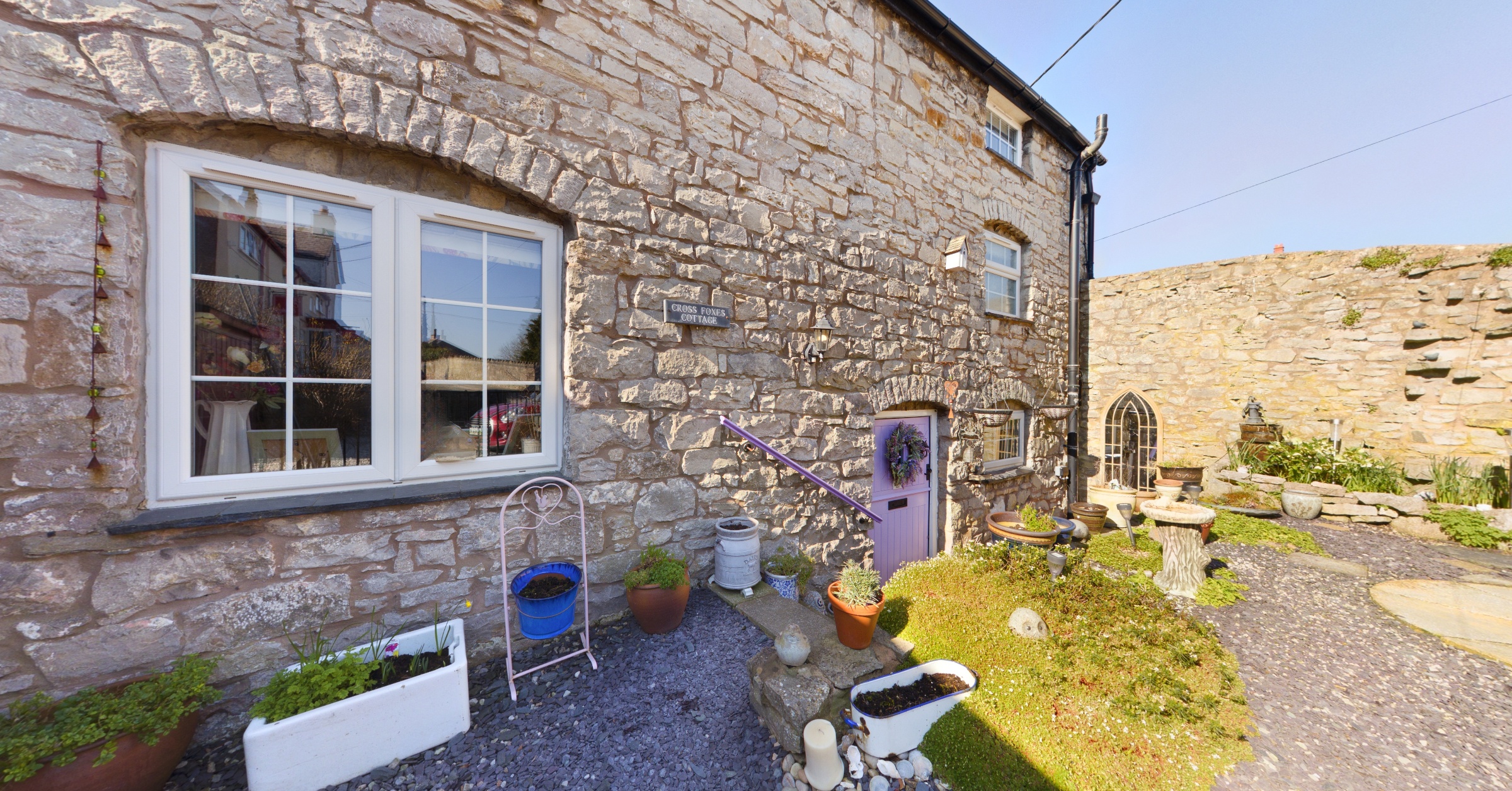 Cross Foxes, Henllan